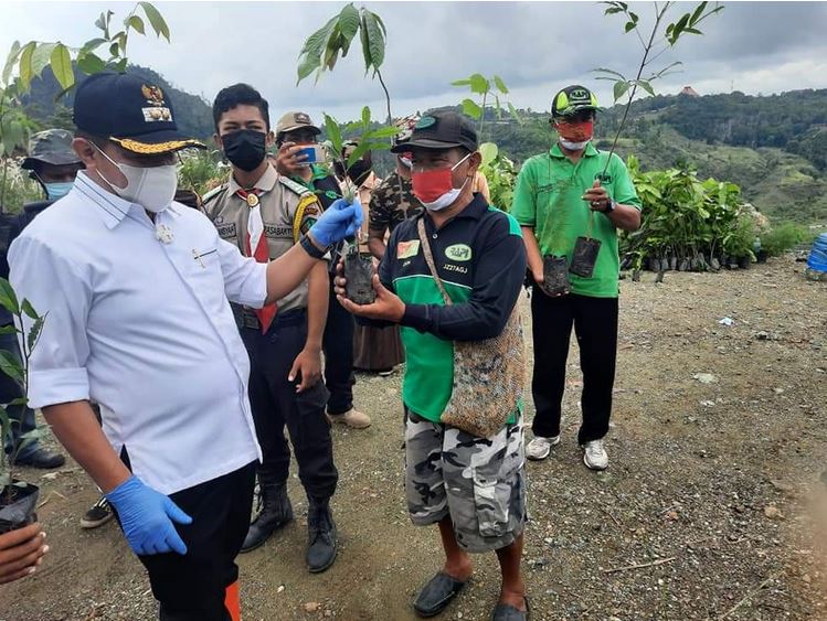 Penanaman 1000 Pohon Dikawasan Penyangga Gunung Cycloops