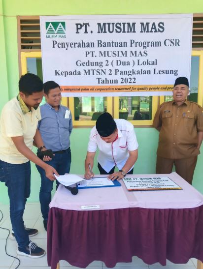 PT Musim Mas Salurkan Bantuan Program CSR 2 Lokal Belajar MTsN 2