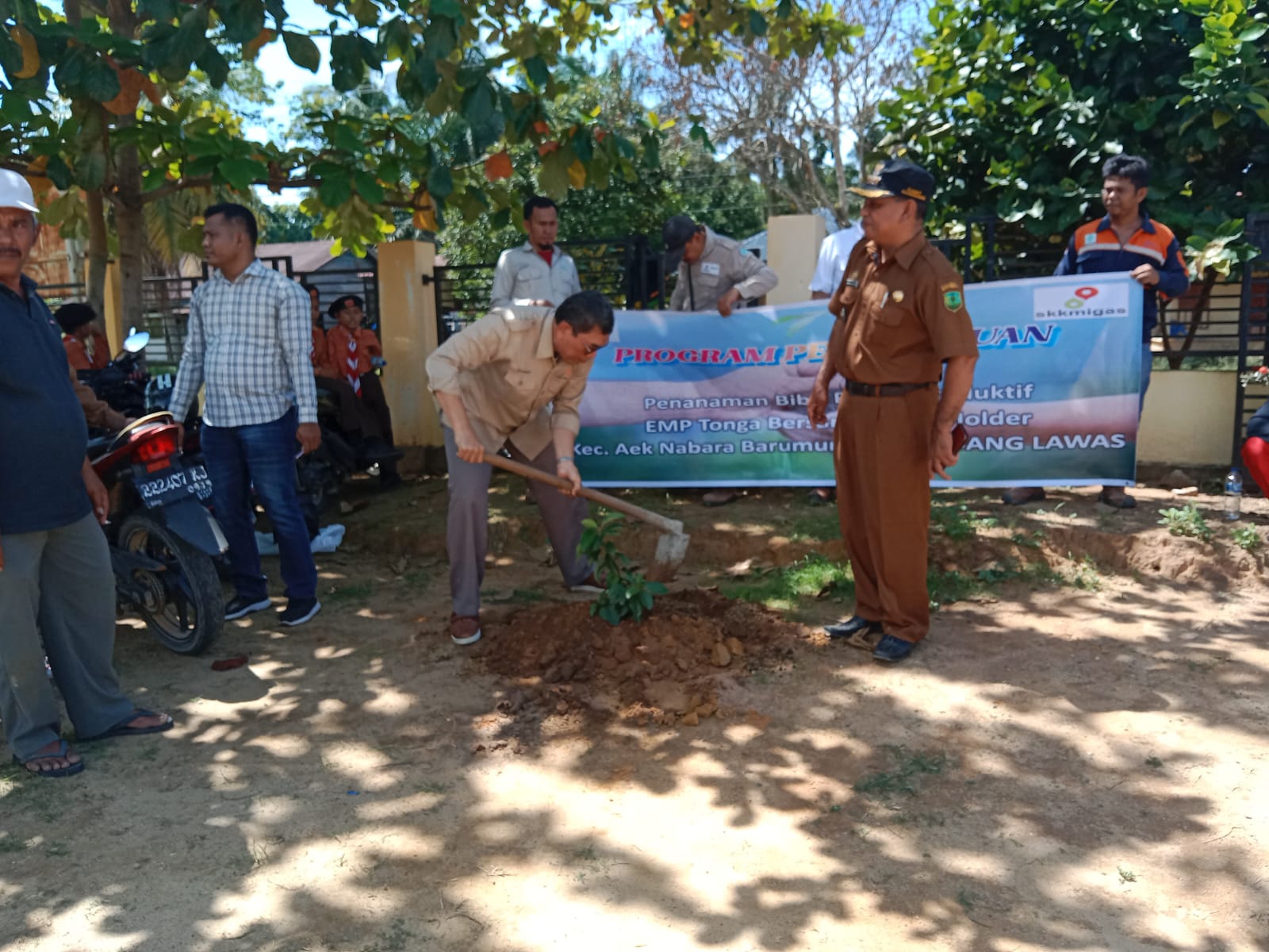 EMP Tonga Bersama Stakeholder Tanam Pohon Produktif di Aek Nabara Barumun