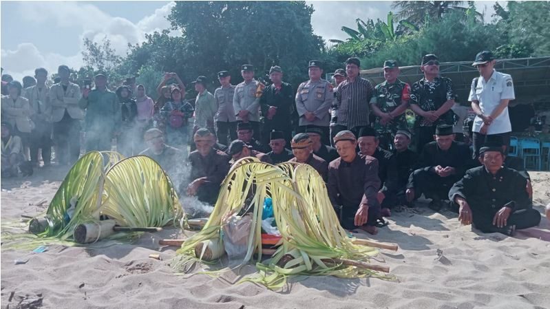 Tradisi Larung Sesaji di Plandi: Mensyukuri Kemakmuran, Melestarikan ...